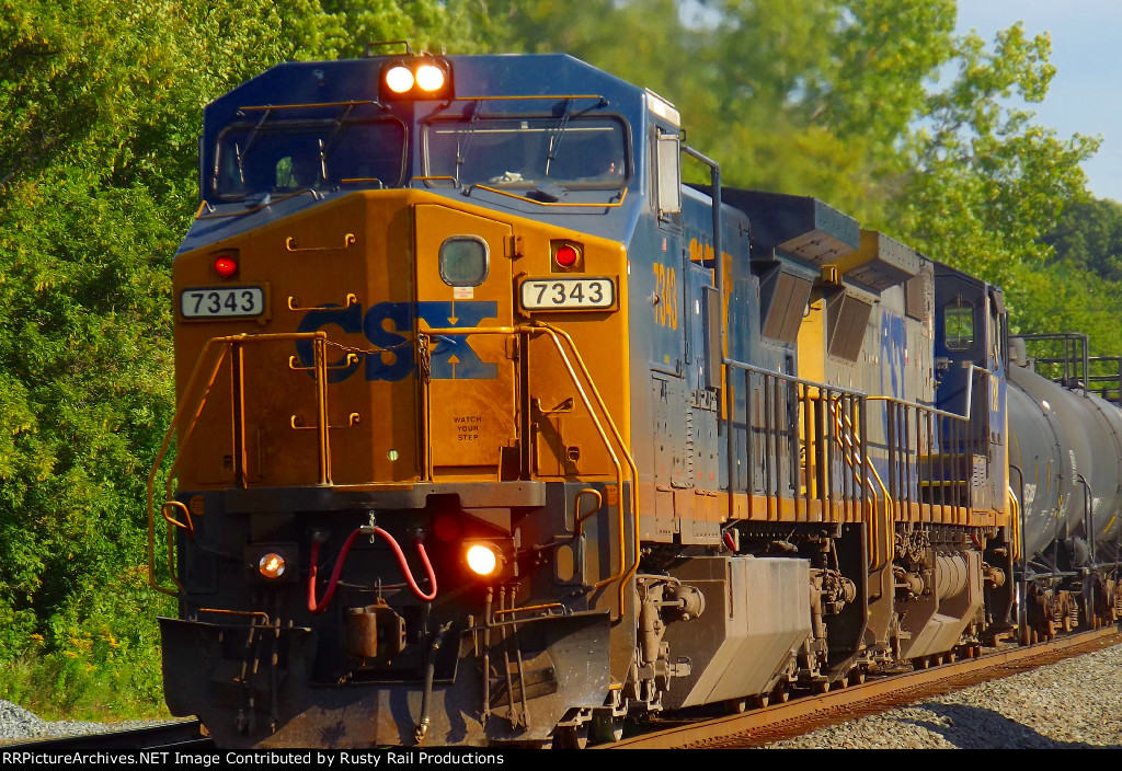 CSX Q393 charges the grade west